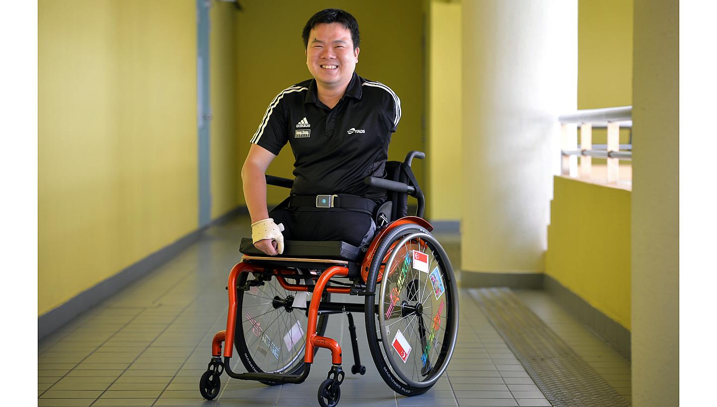 Navy serviceman Jason Chee learns to walk again with prosthetic legs ...