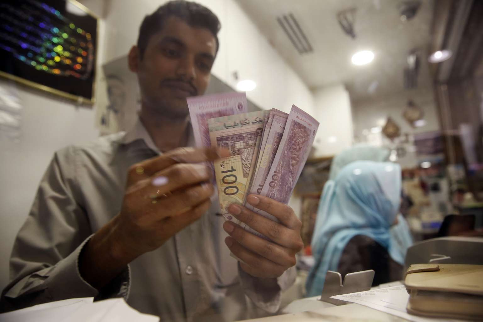 Ringgit weakens as Malaysia's forex reserves drop to lowest level since ...