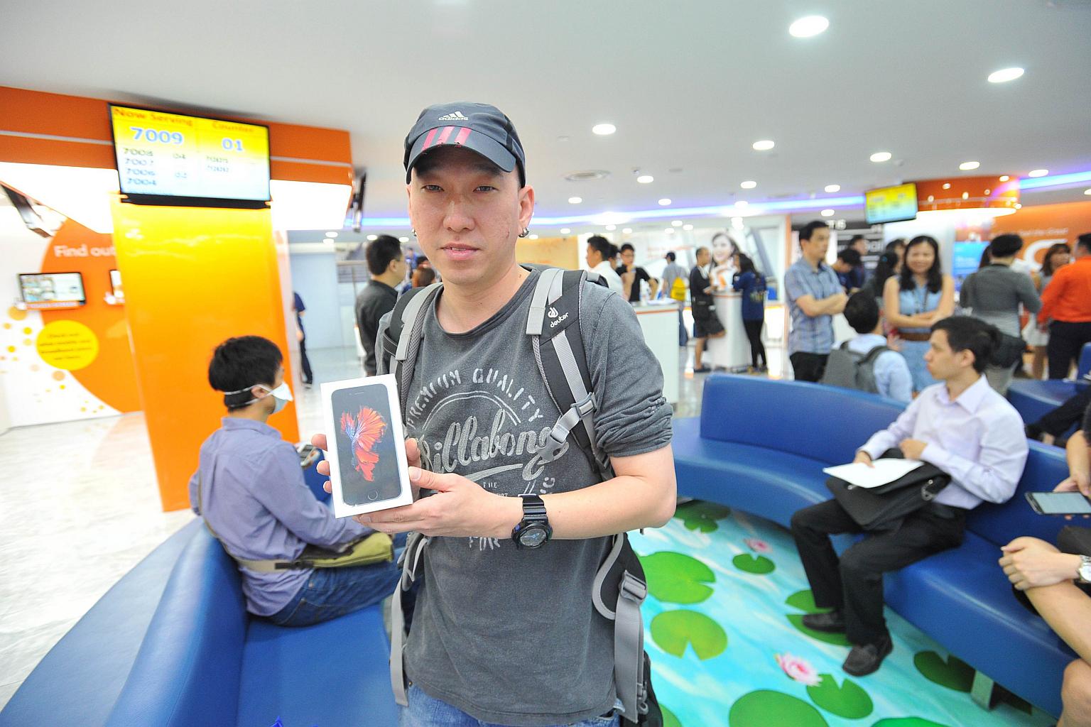 iPhone craze goes on despite haze as fans queue up early to get their ...