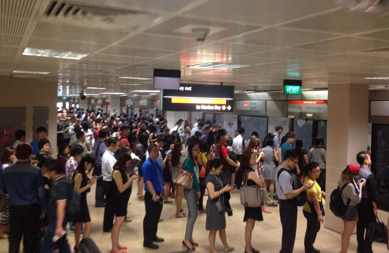 More space at 17 MRT station platforms by 2018 | The Straits Times