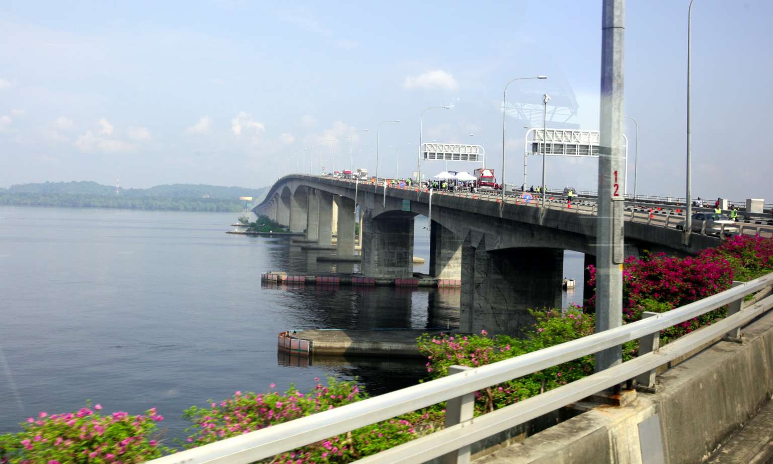 Auxiliary cop fires twice at vehicle on 2nd Link bridge | The Straits Times