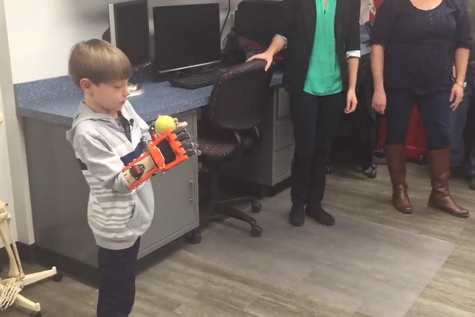 Kentucky boy, 6, gets 'bionic' hand courtesy of 3D printing technology ...