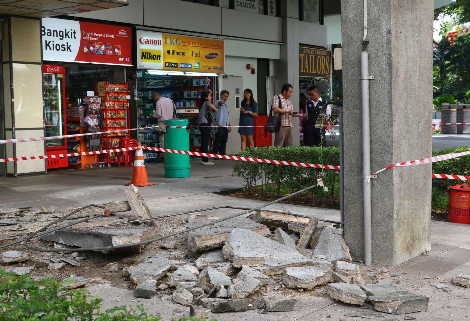 Falling concrete slab narrowly misses passers-by in Orchard | The ...
