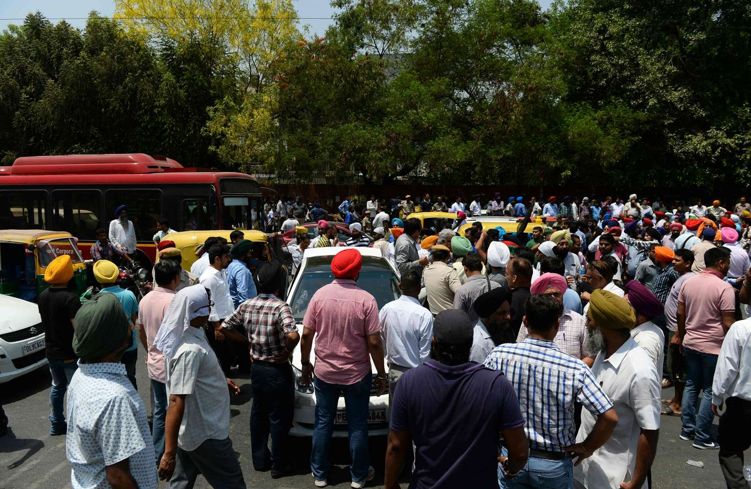 Diesel cab drivers block roads to protest ban in India's smog-choked ...