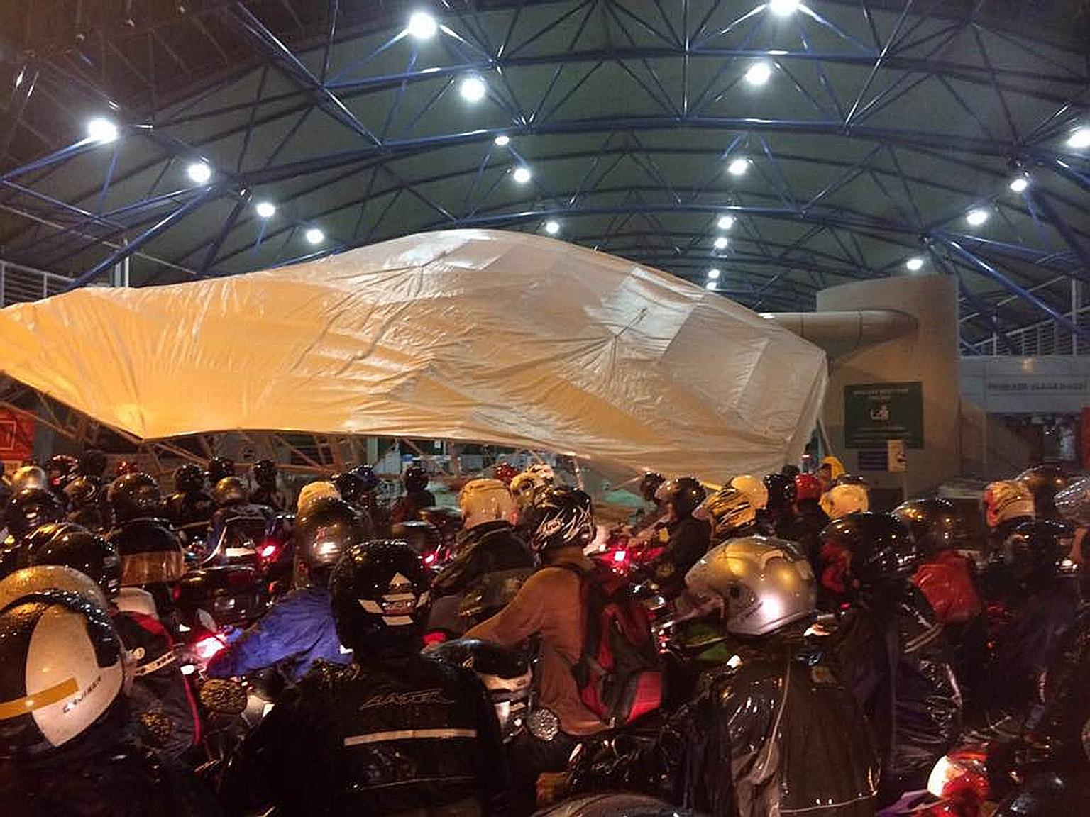 Checkpoint canopies fall in strong wind | The Straits Times