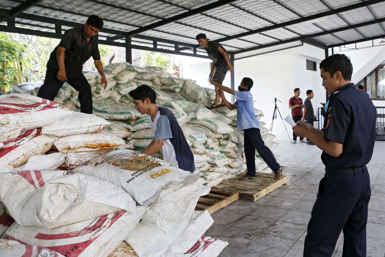 Indonesia seizes Malaysian fertiliser ship in Bali, suspecting bomb ...
