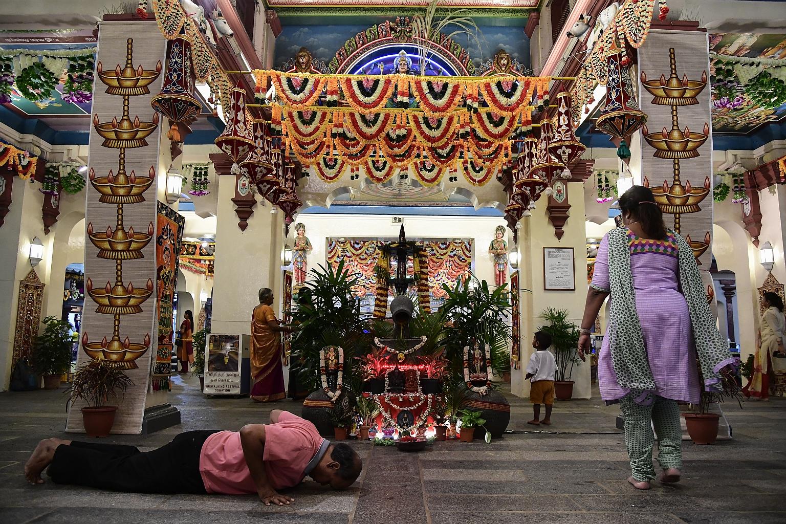 Oldest temple in S'pore draws crowds every day | The Straits Times