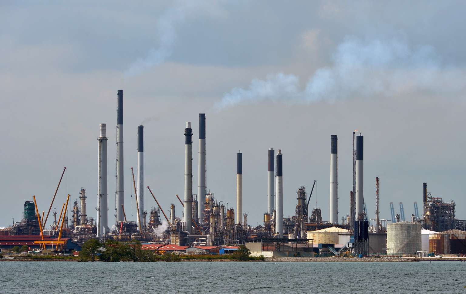 Chemical leak at Shell's Pulau Bukom oil and petrochemical facility ...