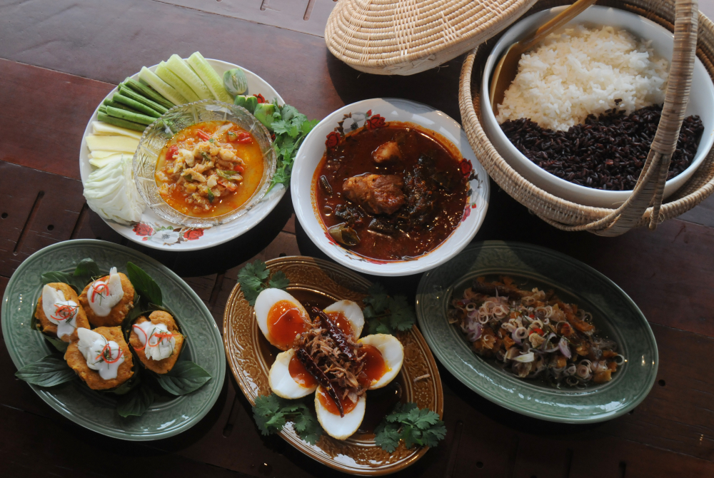 Thai restaurant Supanniga offers dinner on a cruise down the Chao ...