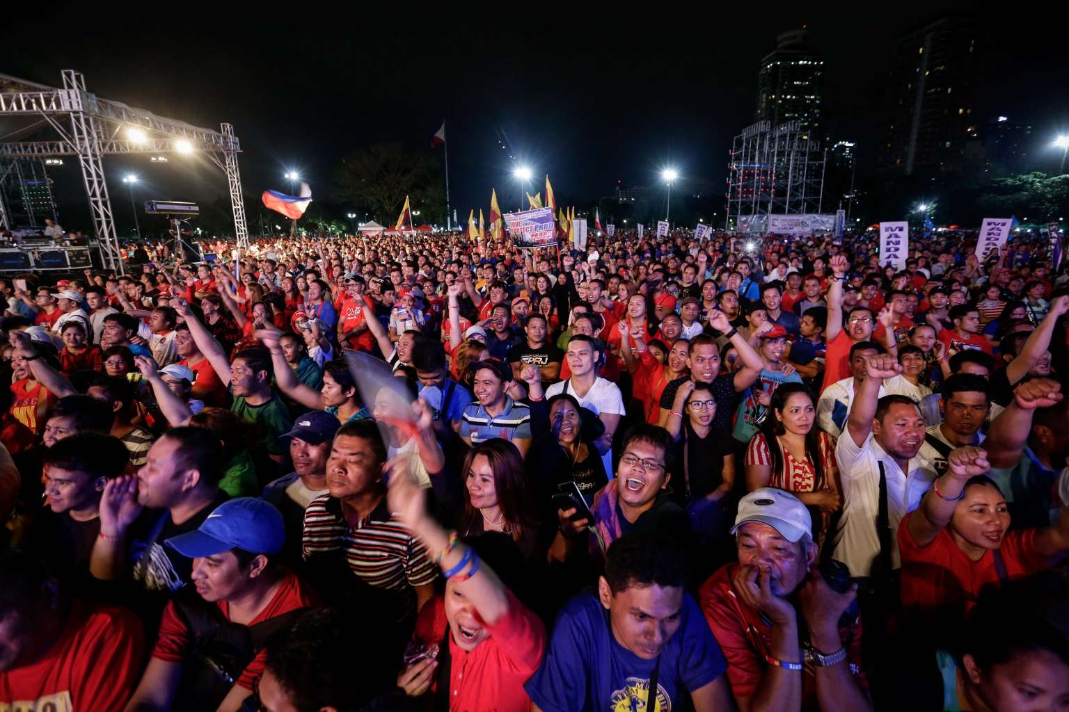 Rodrigo Duterte fans, foes in mass Manila rallies | The Straits Times
