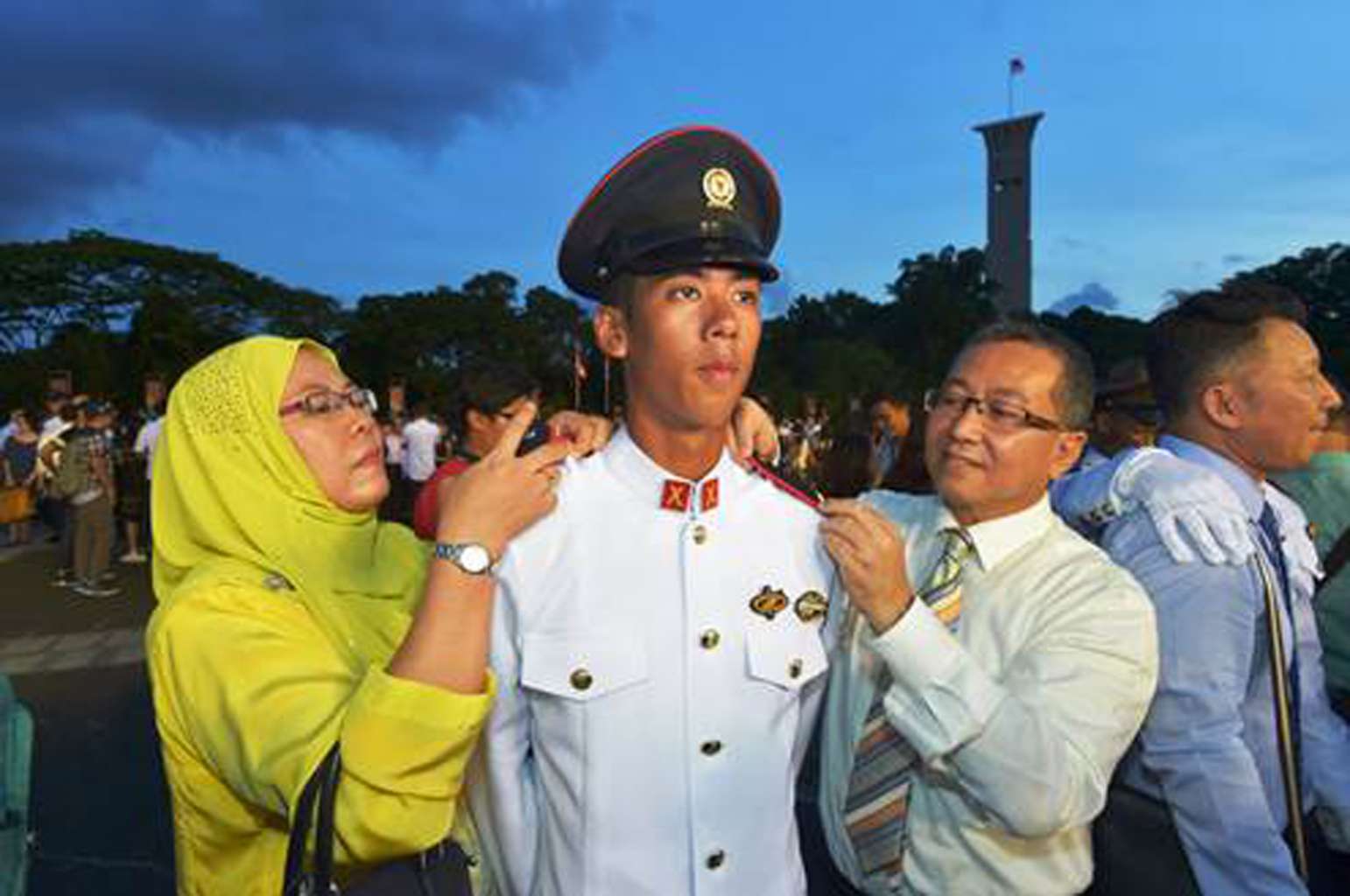 Newly commissioned SAF officer dedicates Sword of Honour to his father ...