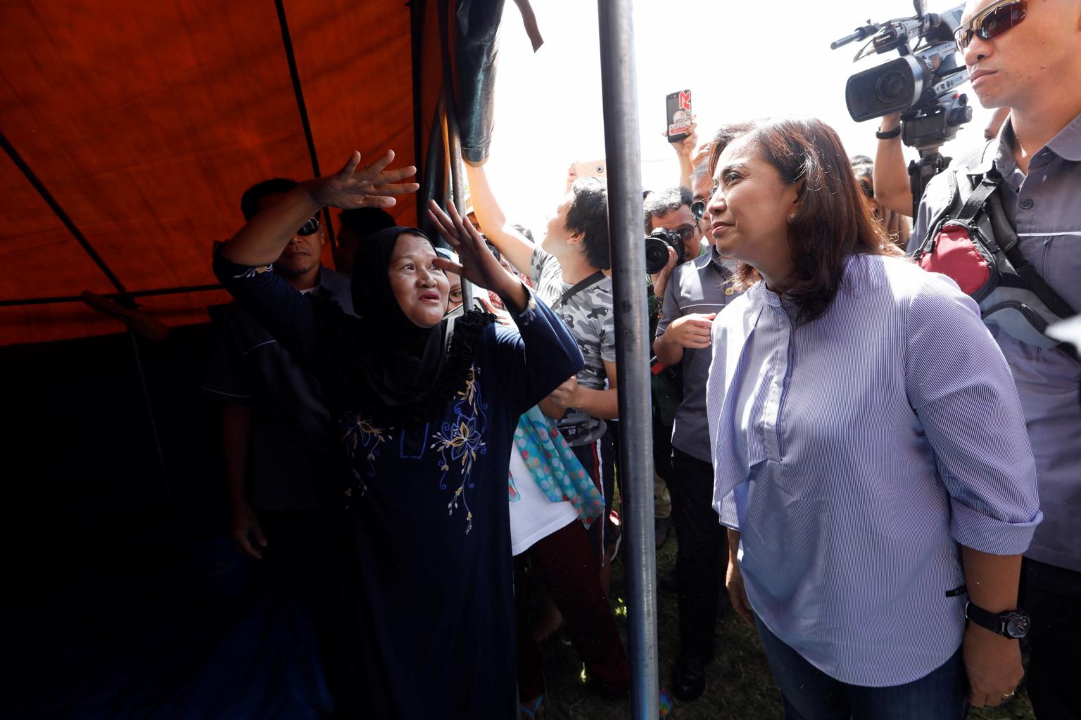 Philippines VP Leni Robredo visits Marawi refugees, Duterte unseen in ...