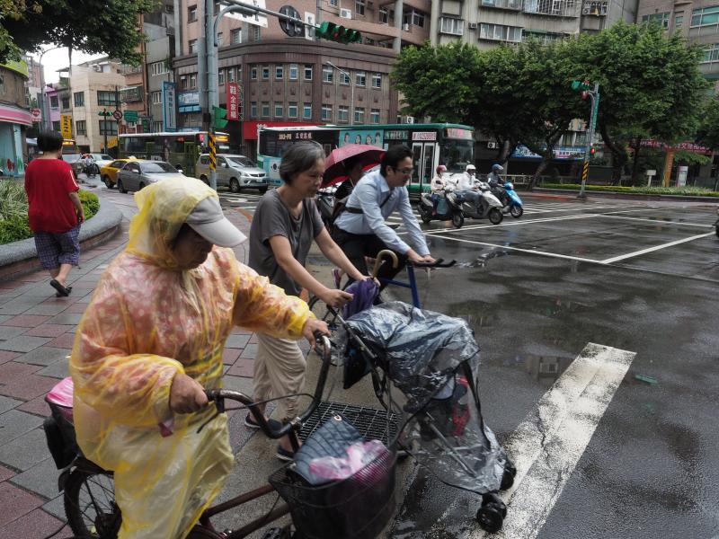 Taiwan battens down for Typhoon Talim, mainland China on alert for twin ...