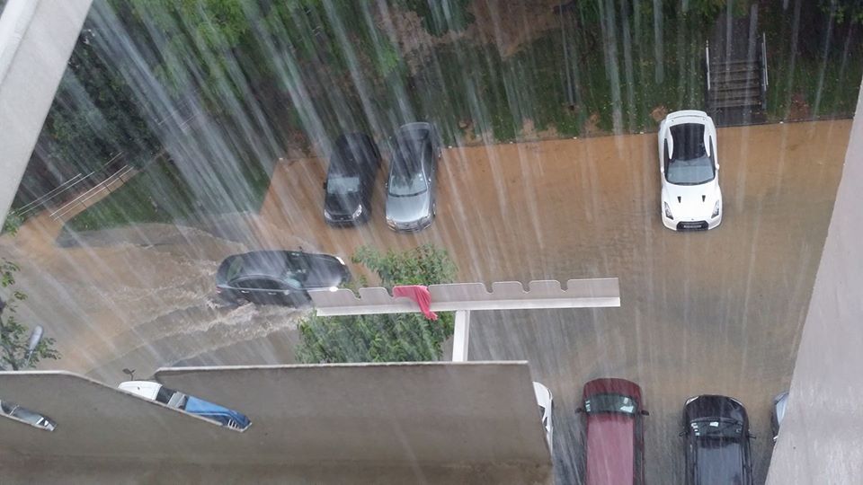 Flash floods in Yishun, vehicles pictured in water at carpark | The ...