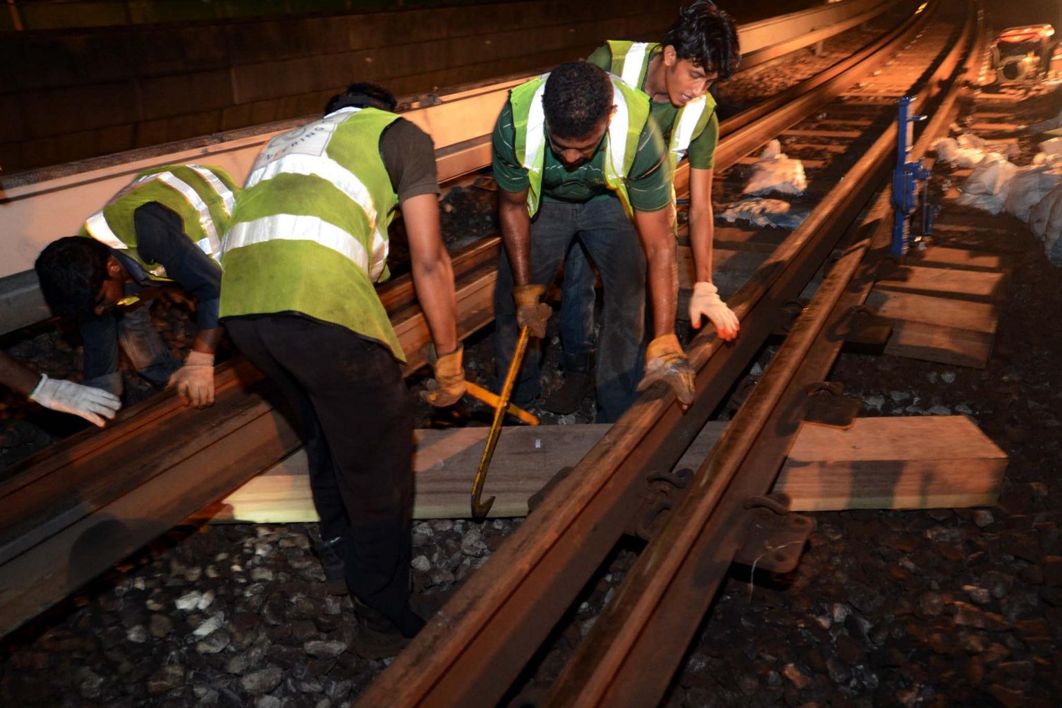 SMRT to outsource more maintenance work | The Straits Times