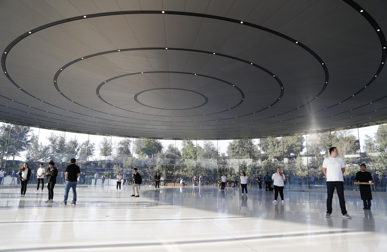 3 Apple employees hurt after crashing into glass walls at new US$5 ...