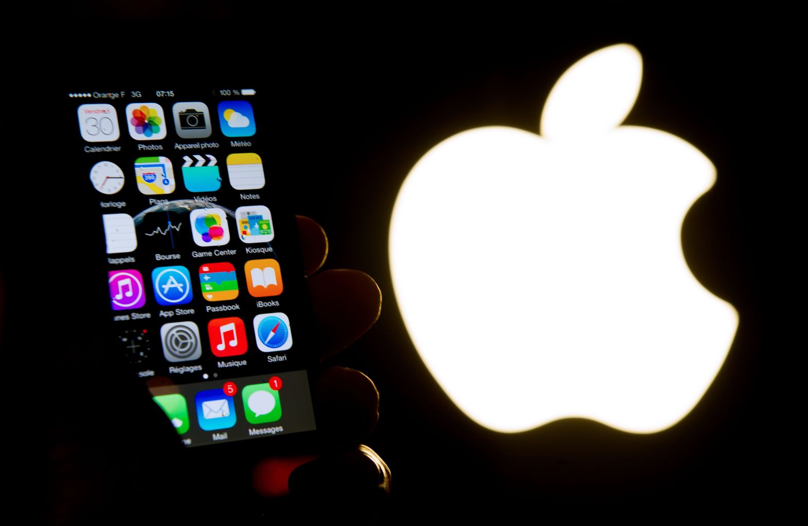 Apple said to be working on touchless control, curved iPhone screen ...