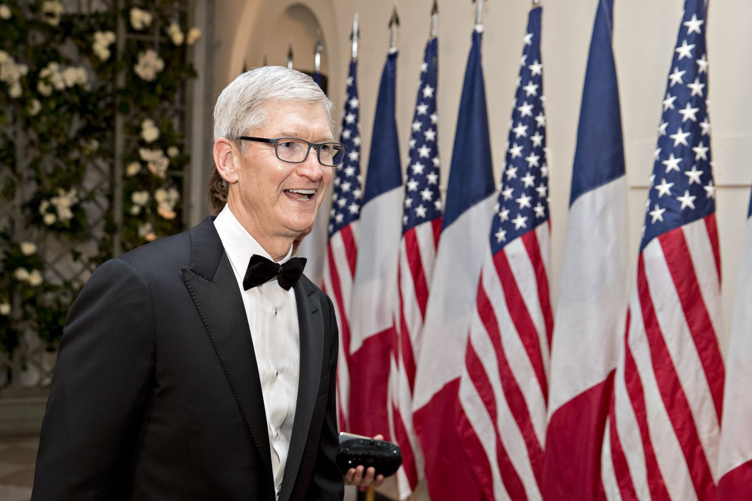 Donald Trump, top aides talk trade with Apple chief Tim Cook at White ...