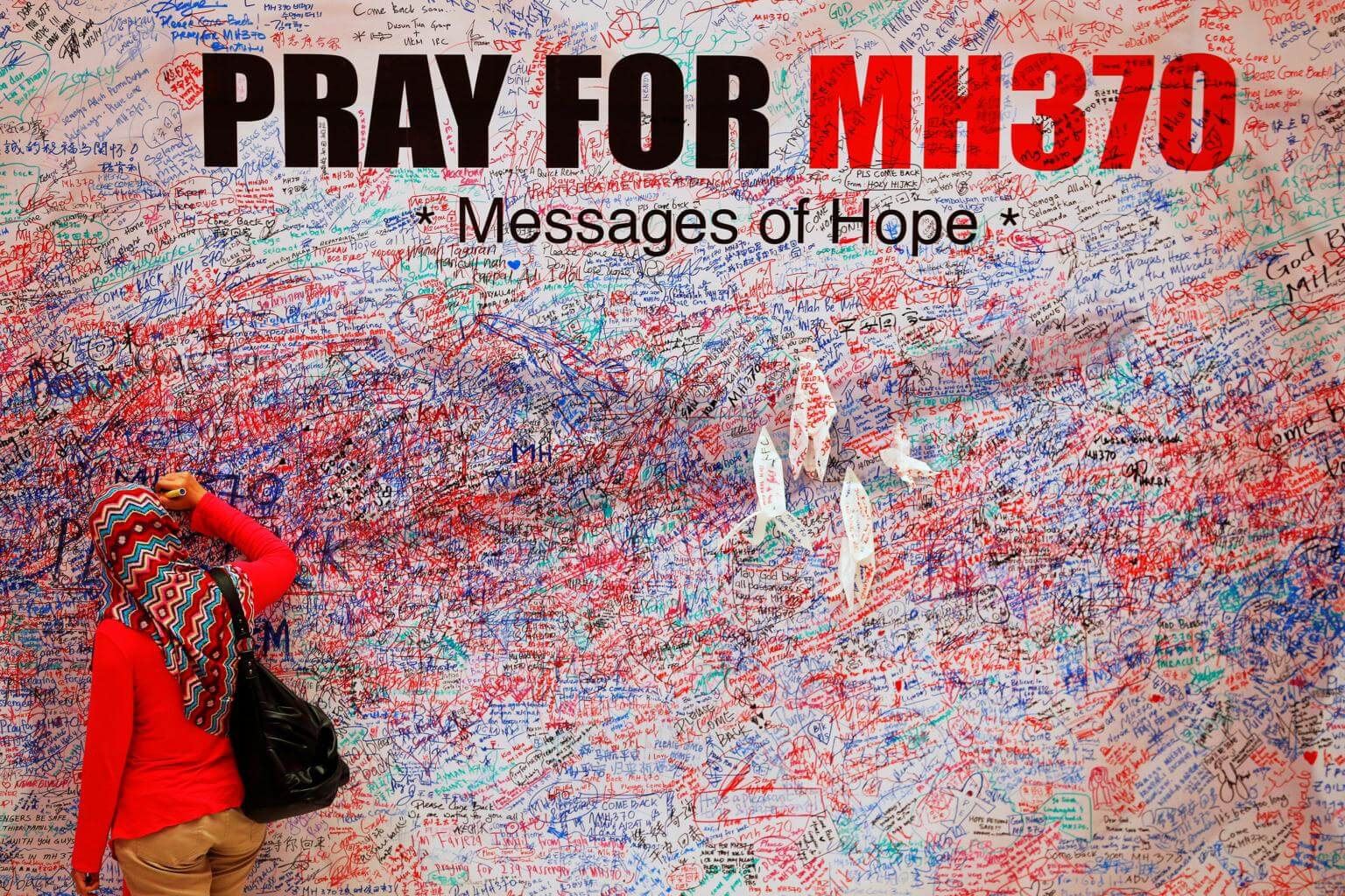 Australia shelves MH370 memorial after relatives protest | The Straits ...