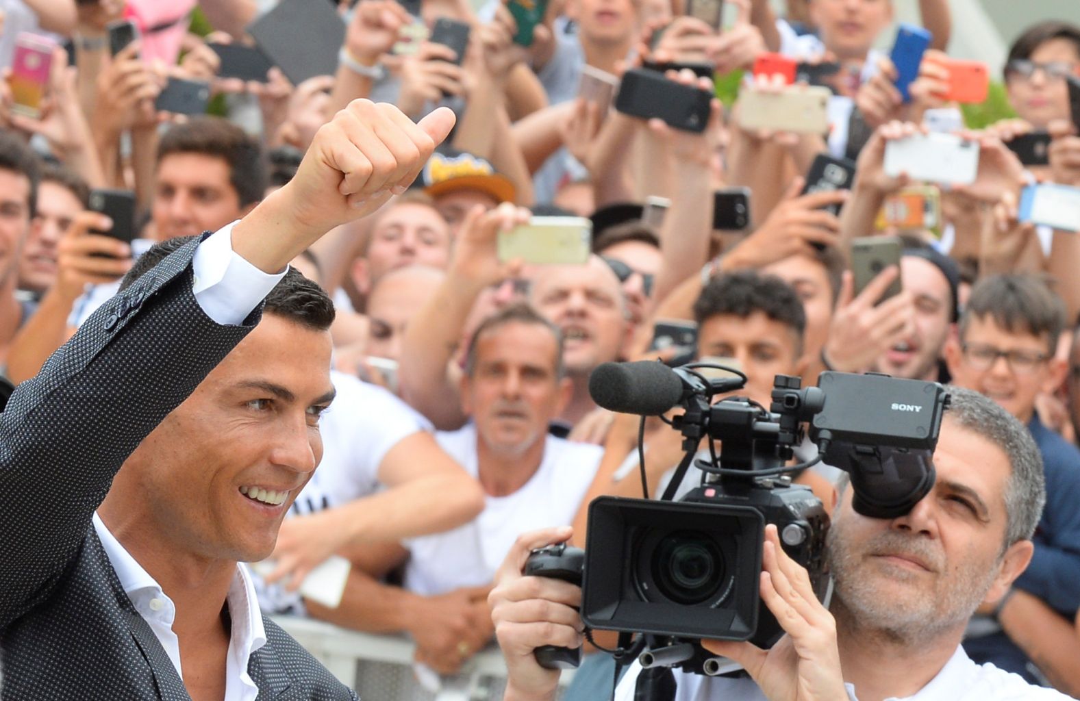 Football: Cristiano Ronaldo greets Juventus fans, sparks Champions ...