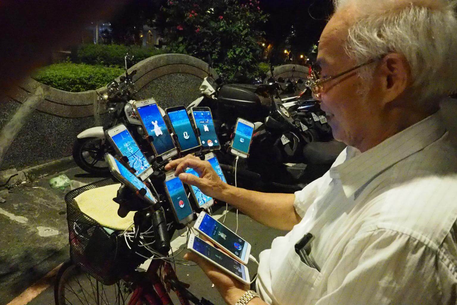 Taiwan man rigs bicycle with 11 phones to play Pokemon Go, becomes ...