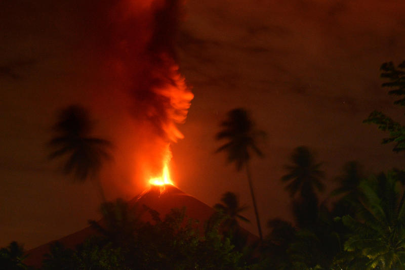 Mount Soputan in North Sulawesi erupts | The Straits Times