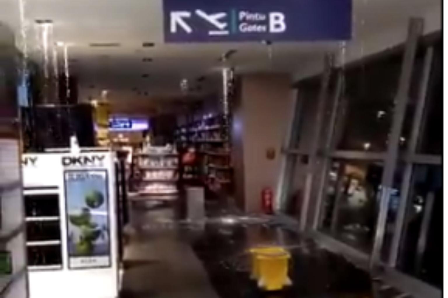 Video of roof leak at Malaysia's KLIA goes viral | The Straits Times