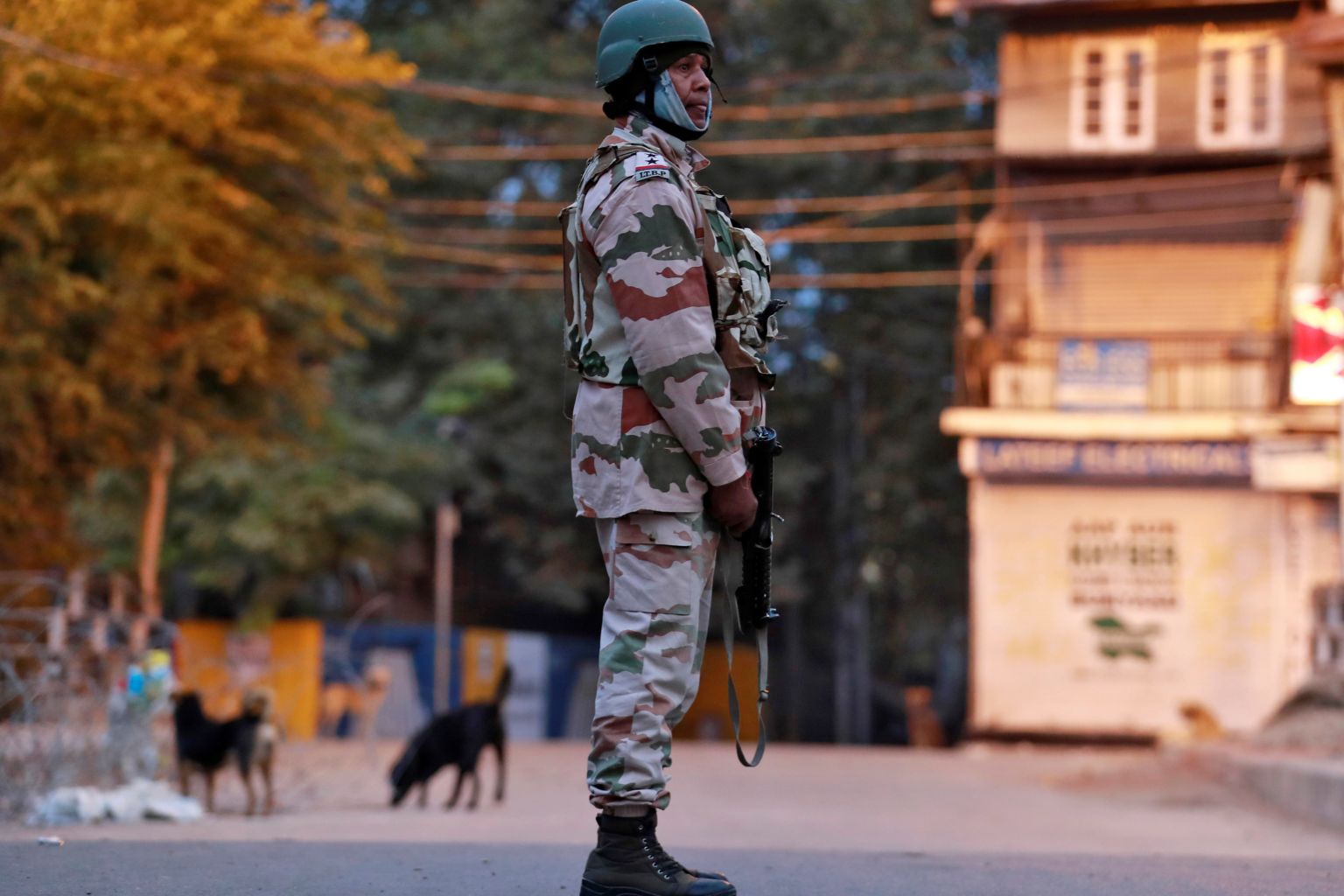 Indian border policeman guns down five colleagues | The Straits Times