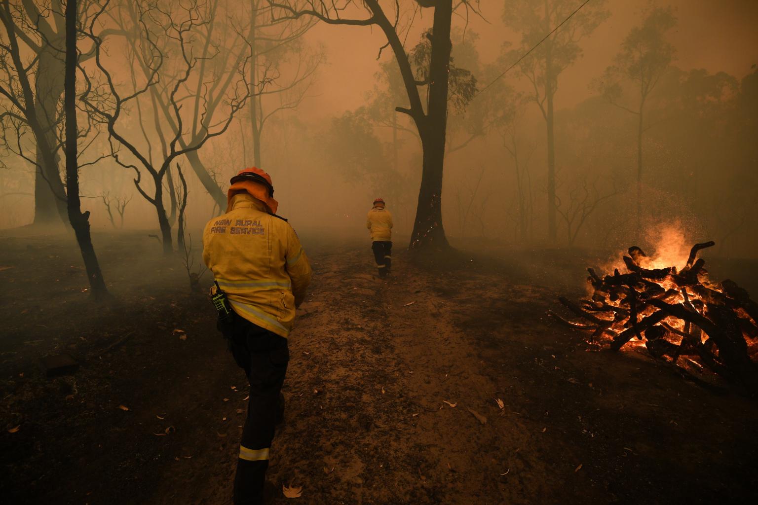 3 giant bush fires merge into 1 mega-blaze north of Sydney as ...