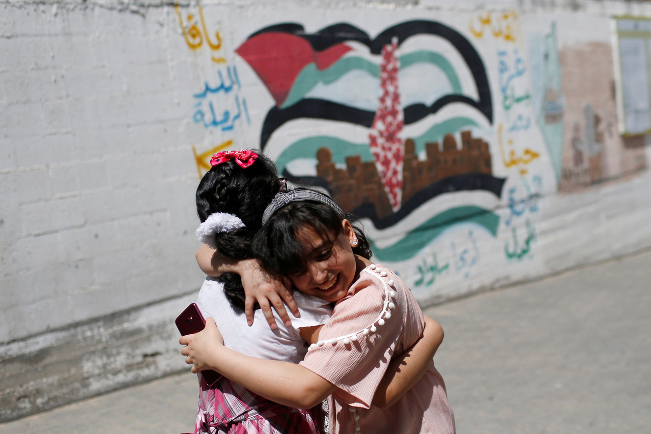 Scientists unlock the secret to the perfect cuddle - just don't squeeze ...