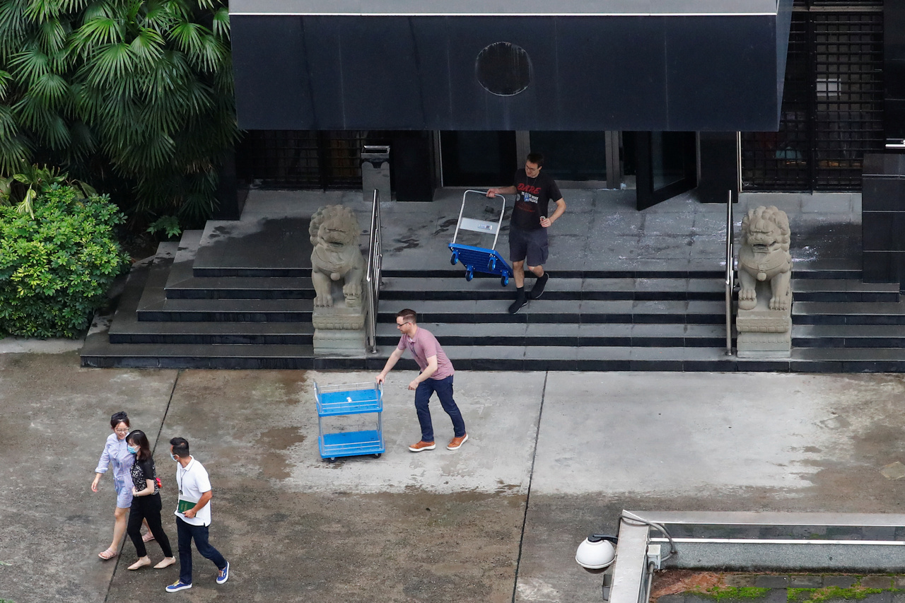 US consular staff in Chengdu prepare to leave under media glare | The ...