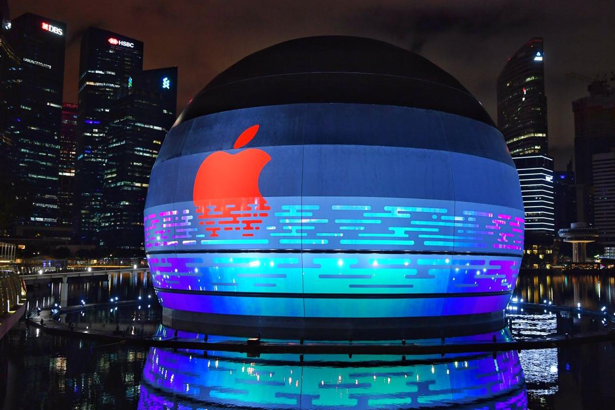 First Apple store in the world that sits on water to open at Marina Bay ...
