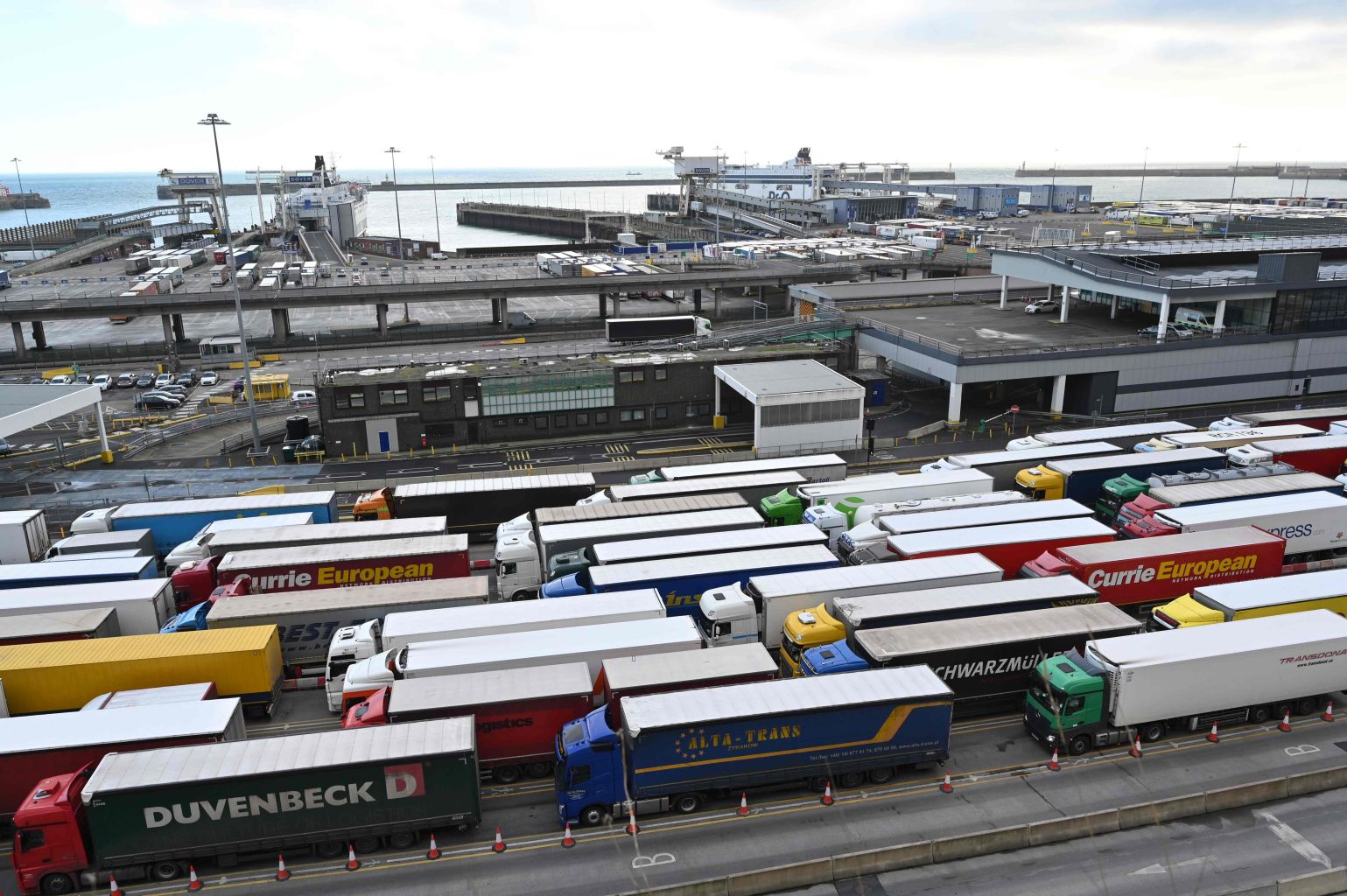 As Brexit cliff edge looms, miles of trucks stack up near southern ...