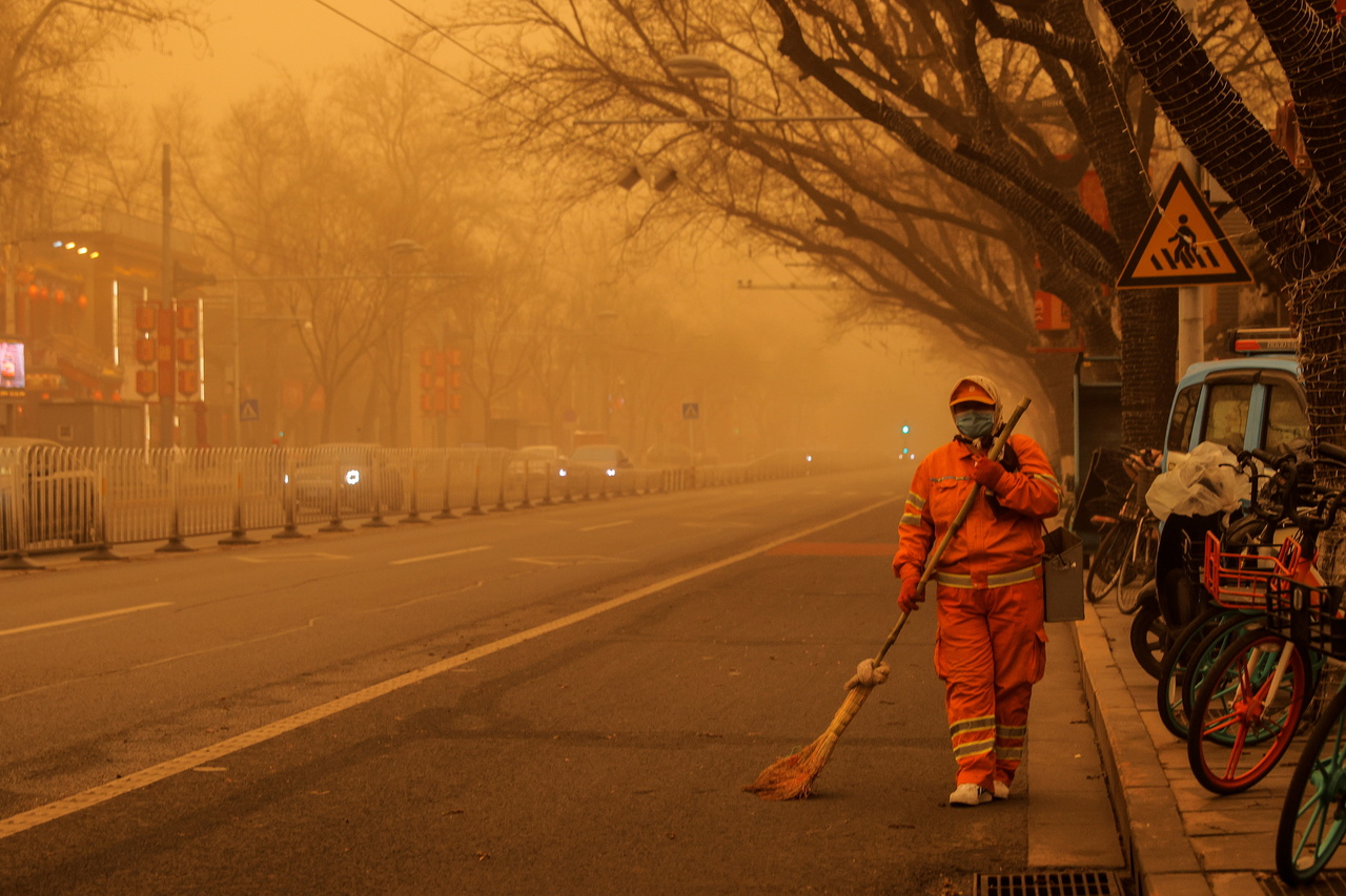 Beijing choked in dust storm amid heavy north-west winds | The Straits ...