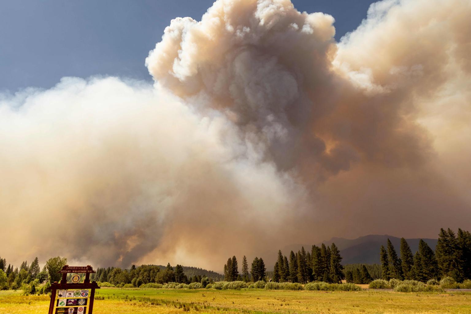 US officials urge residents to flee communities in path of California ...