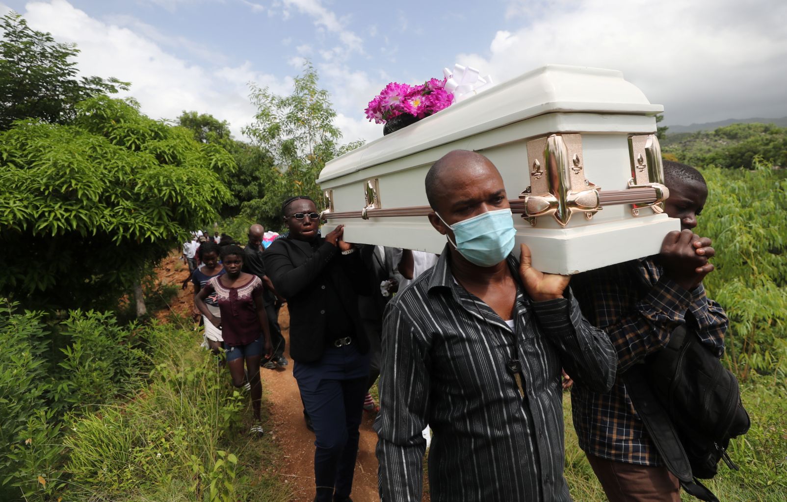 'Everyone was crying': Grieving Haitians bury their dead a week after ...