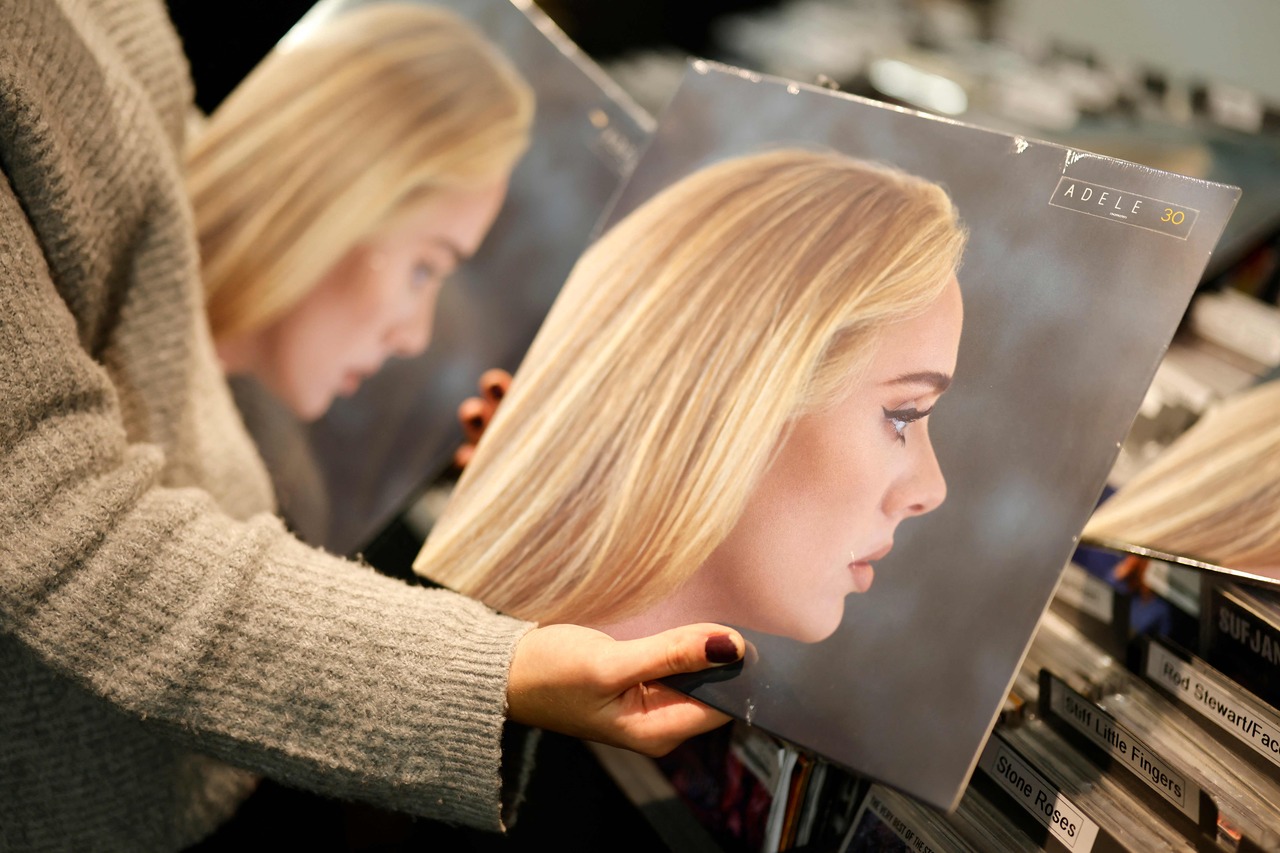 Spotify bows to Adele, drops 'shuffle' as album song-playing default ...