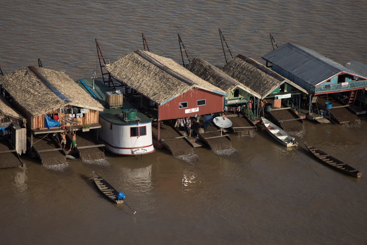 Gold rush draws hundreds of dredging rafts to Amazon tributary | The ...