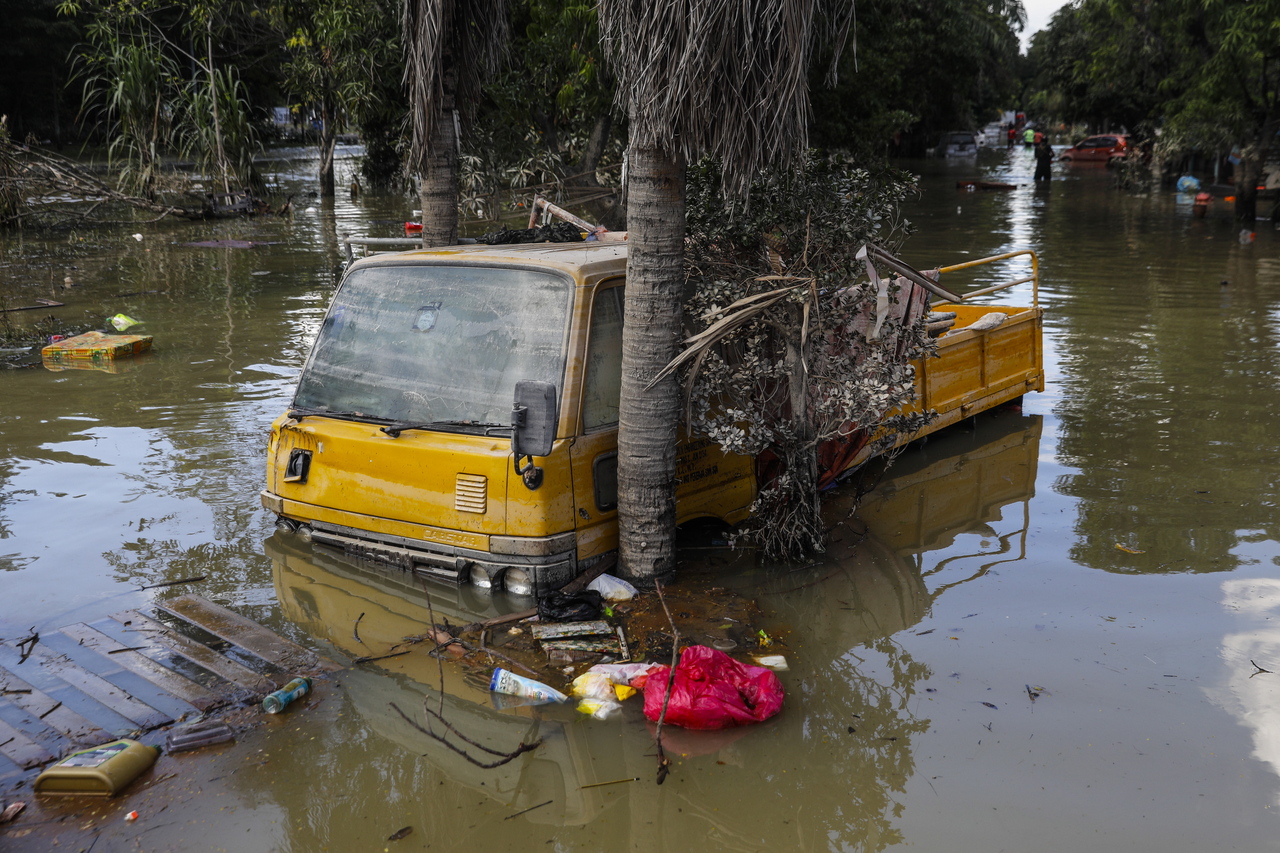 Malaysian PM admits 'weaknesses' over flood response; 17 dead so far ...