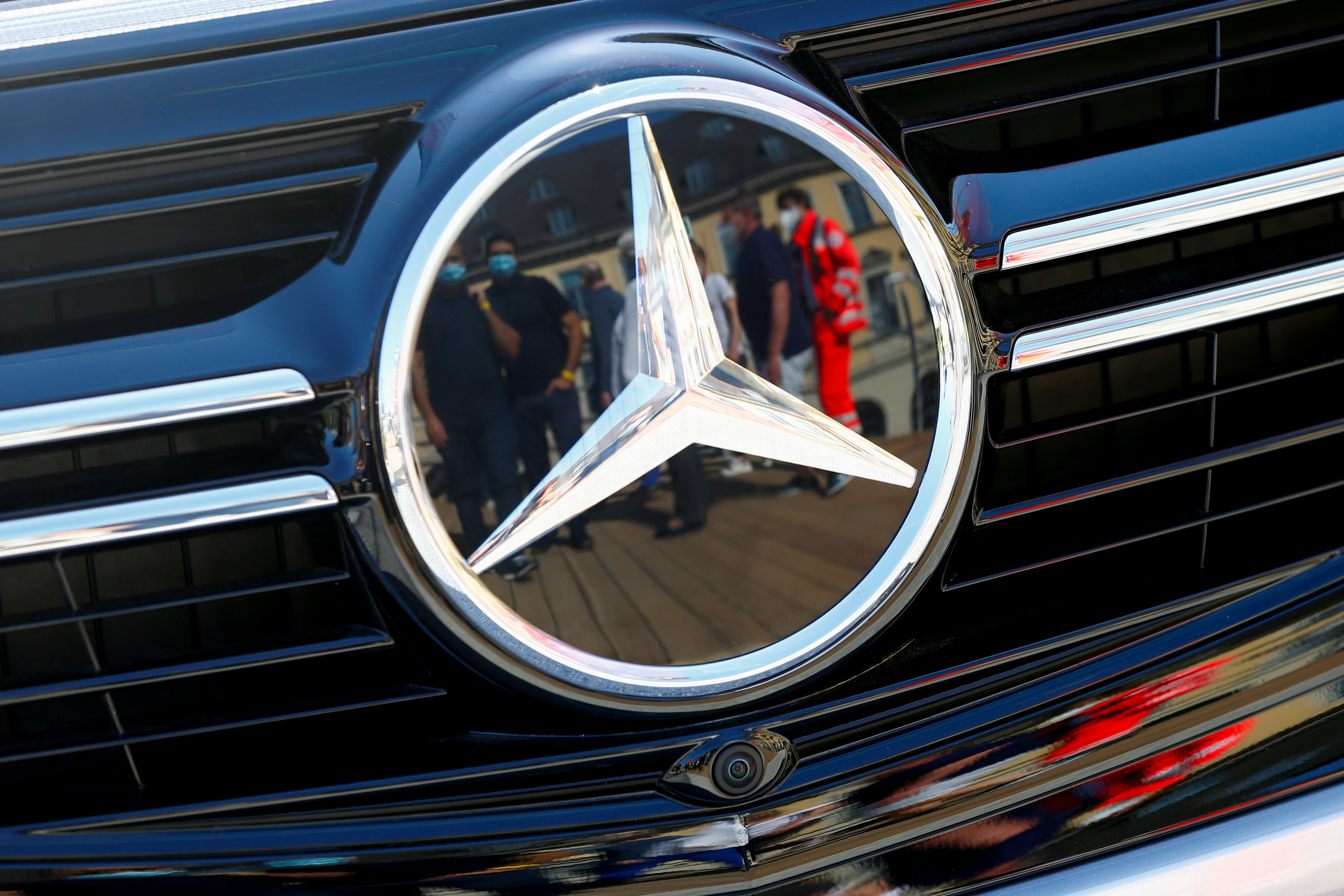 Mercedes swept up in China Internet furore over model's eyes | The ...
