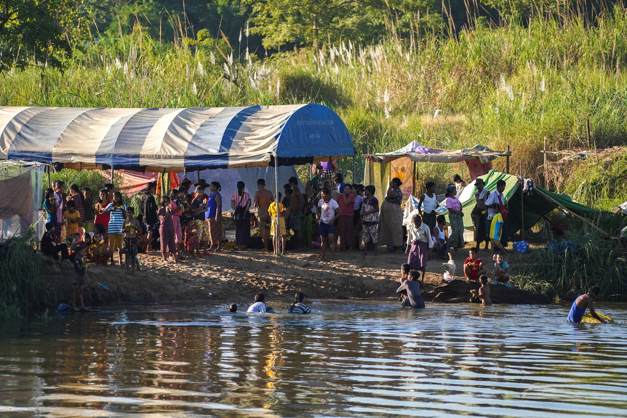 Fleeing violence in Myanmar, thousands camp along Thai border river ...