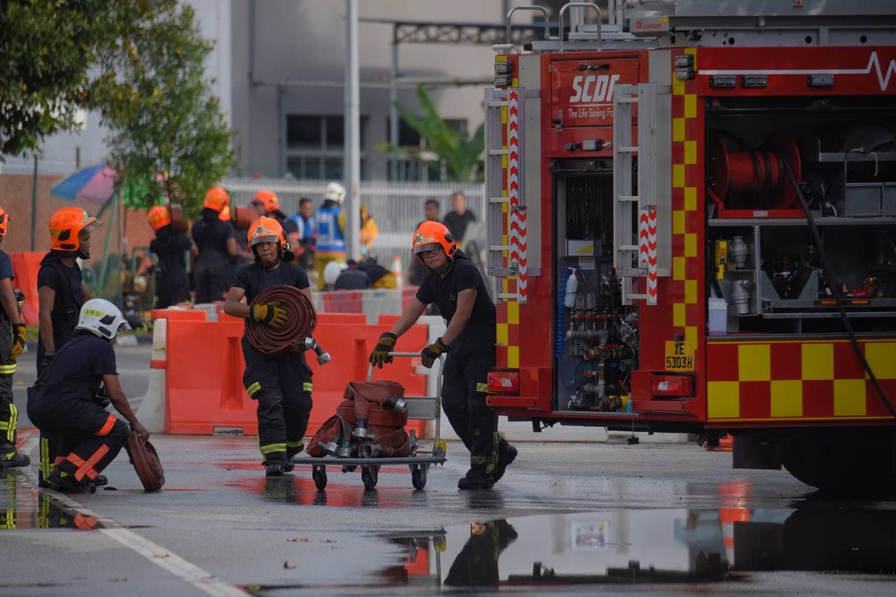 Football field-size fire breaks out at Gul Lane industrial building ...