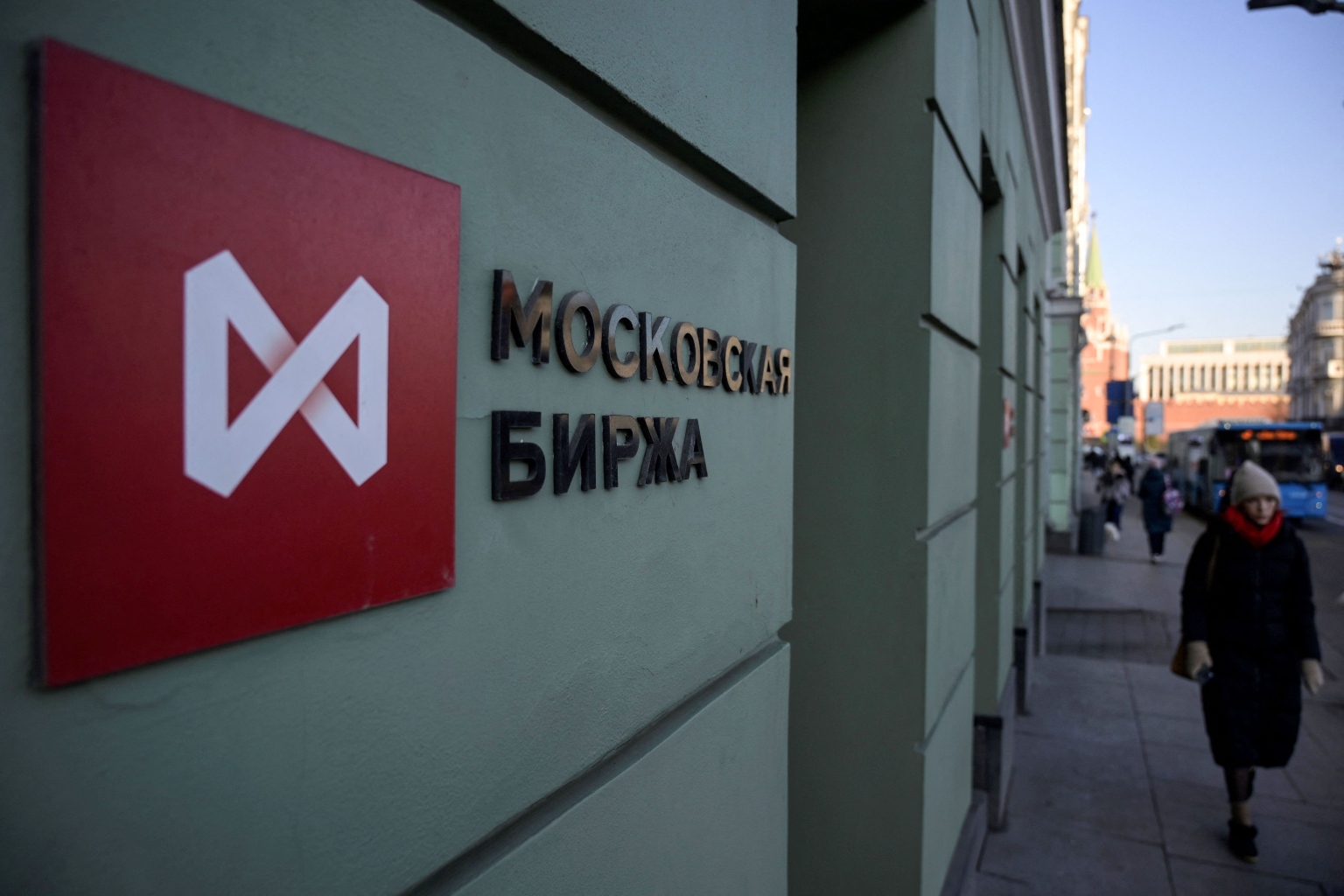 Russia puts floor under stock market sell-off as trading resumes after ...
