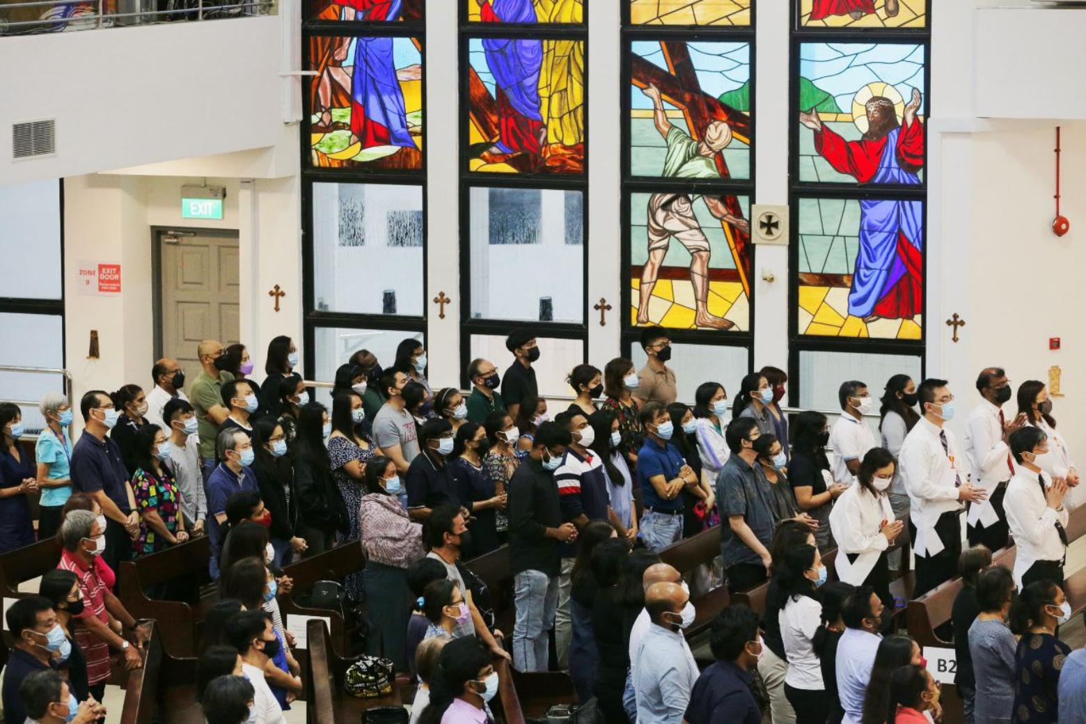 Churches fill up on Good Friday, crowds donning masks pack pews and ...