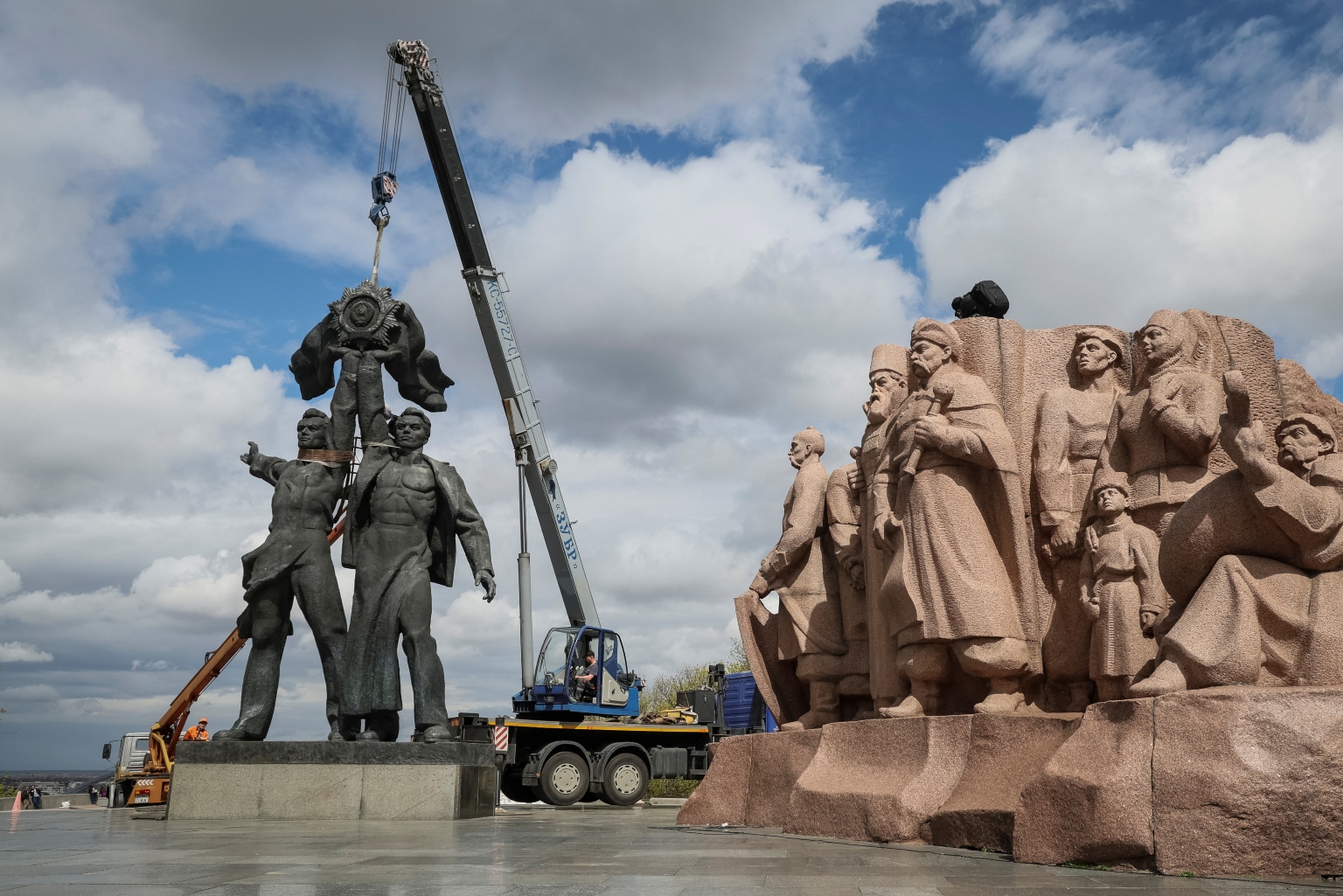 Kyiv pulls down Soviet-era monument symbolising Russian-Ukrainian ...