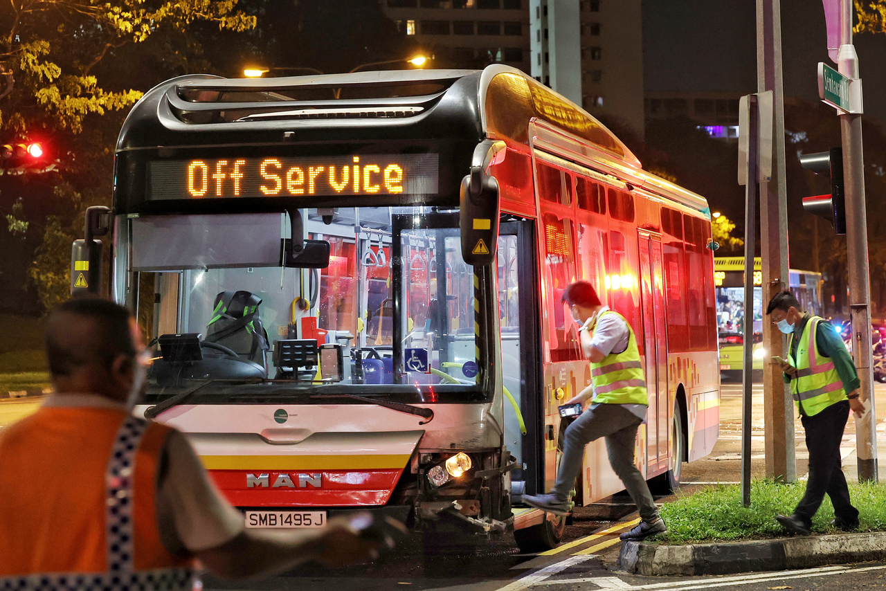 5 passengers in hospital after 2 accidents each involving bus and ...