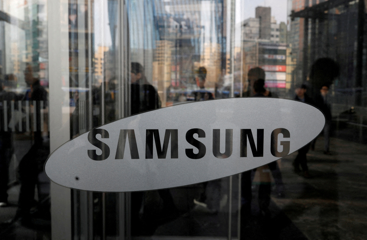 Samsung sparks chipmaker rally after 21% sales jump | The Straits Times