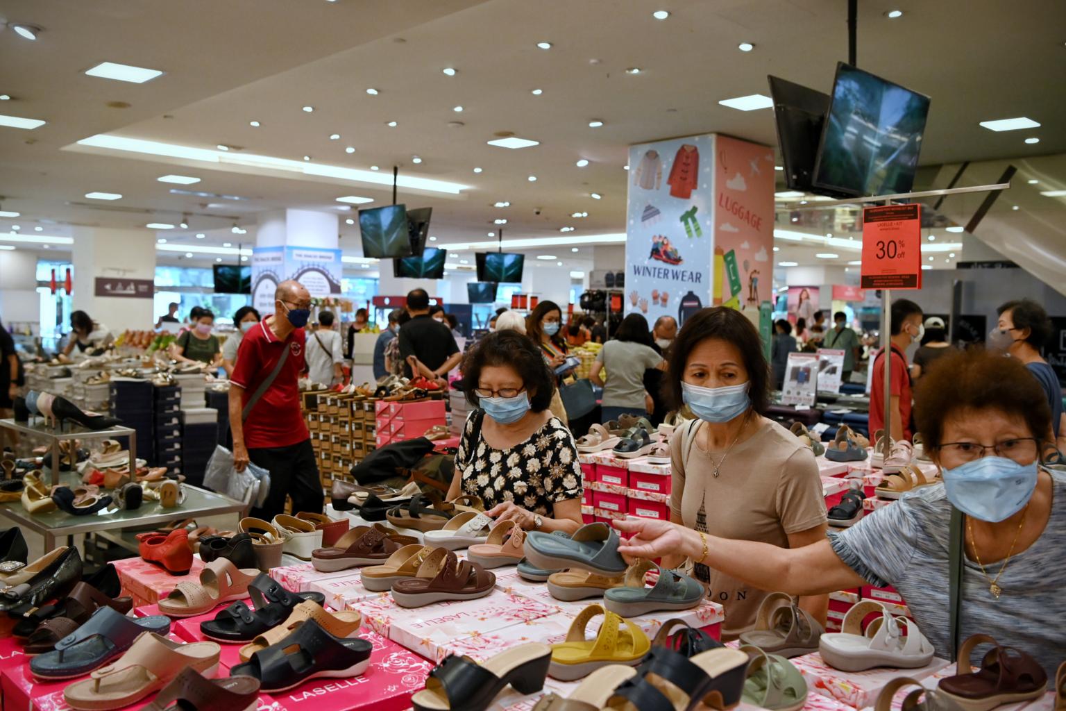 Pre-opening queues, crowds at OG's Orchard Point outlet after ...