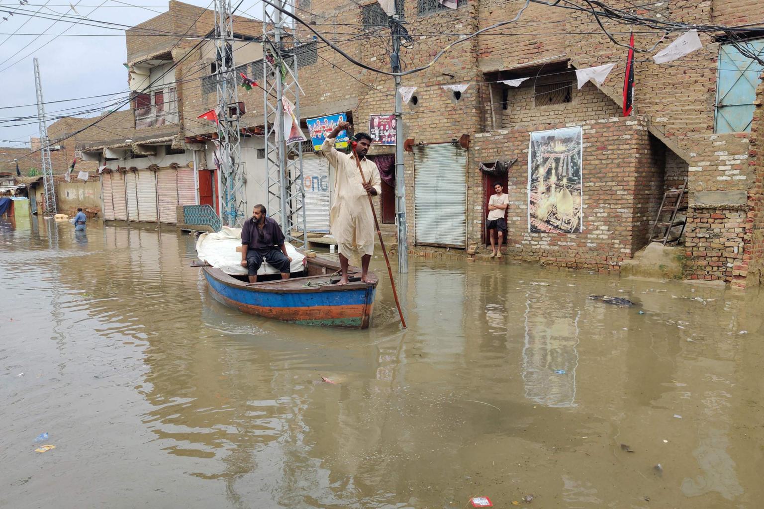 Flood toll tops 800 in Pakistan's 'catastrophe of epic scale' | The ...