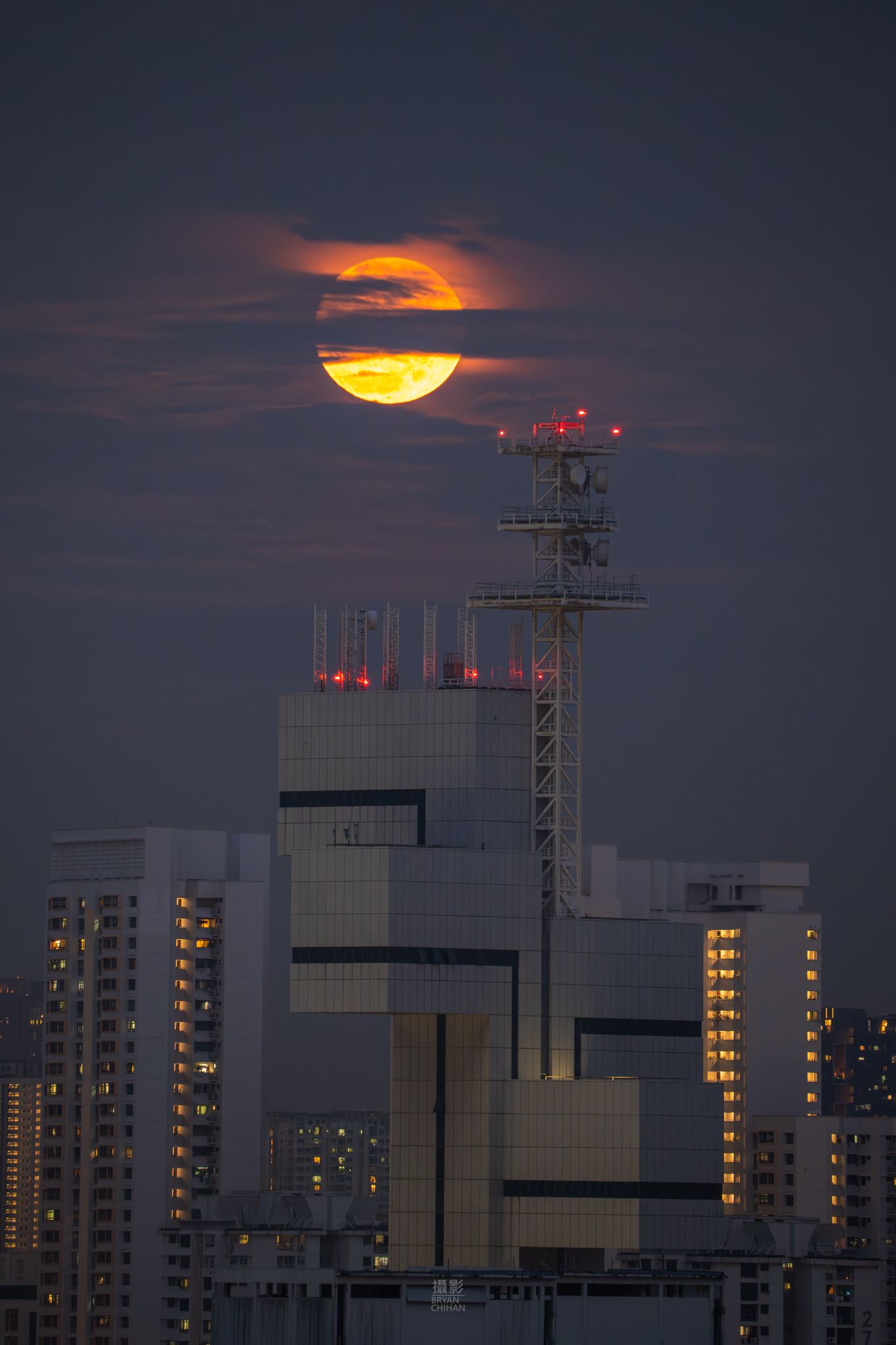 Singaporeans delighted to see supermoon on cloudy night | The Straits Times